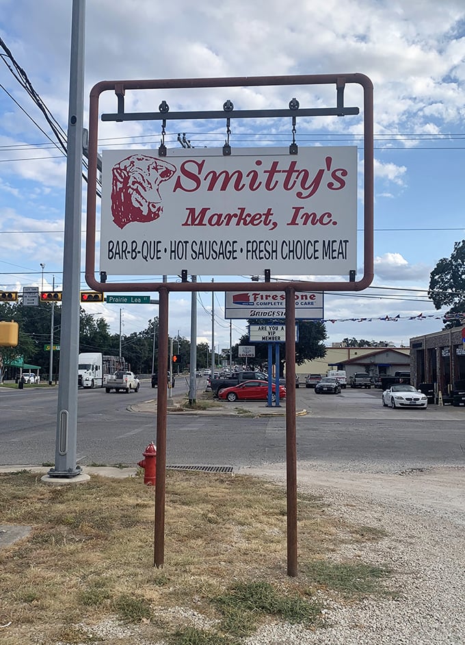 That roadside sign promises barbecue, hot sausage, and fresh choice meat – truth in advertising.