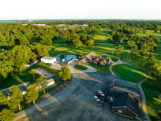 The country club clubhouse welcomes golfers without the pretension – no ascots required to enjoy these surprisingly affordable greens.