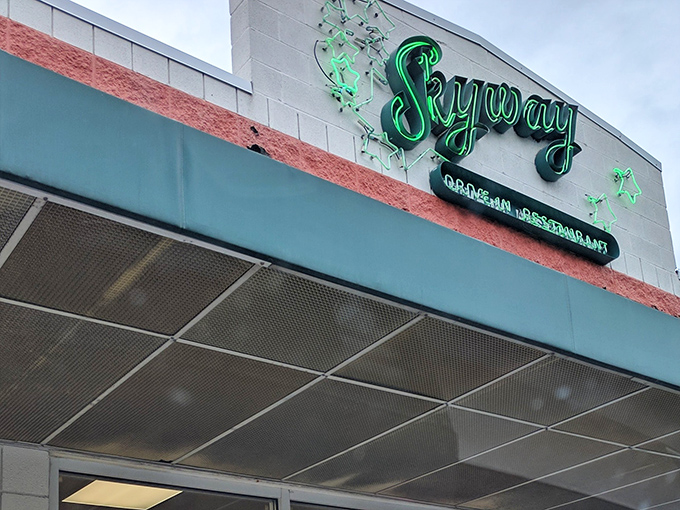 That neon sign glow – the beacon that's guided hungry Ohioans to burger paradise since the days when Elvis was king.