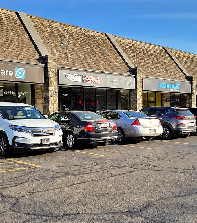 A full parking lot – the universal sign language for "the food inside is worth stopping for." No better endorsement exists.