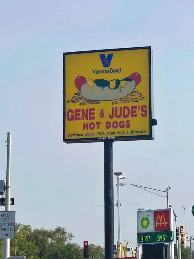 The roadside beacon that's guided hungry Chicagoans since 1946. That Vienna Beef logo is practically the Illinois state flag.