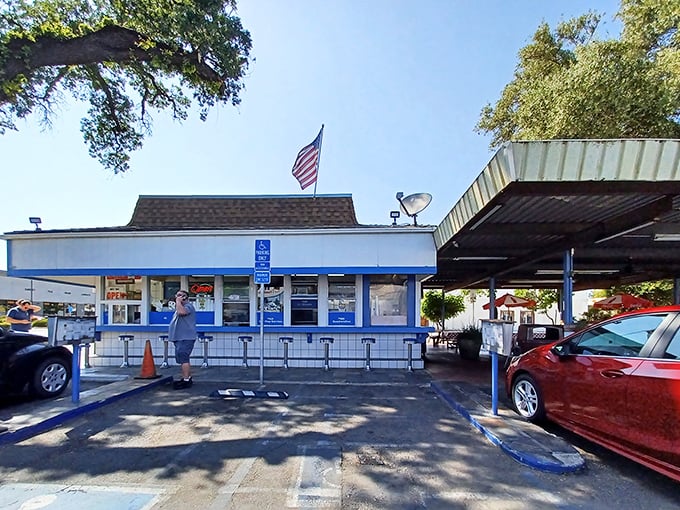 That patriotic blue building with covered parking screams "Welcome to burger paradise, leave your worries at home."