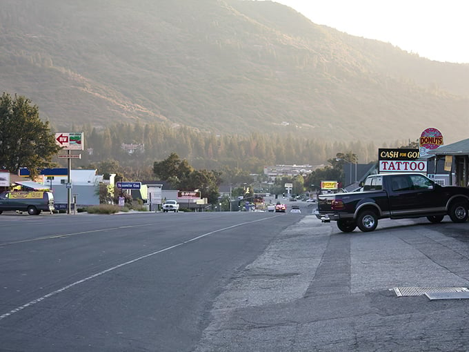 Main Street in Oakhurst welcomes visitors with mountain views and small-town charm. The perfect gateway to Yosemite without the tourist prices!