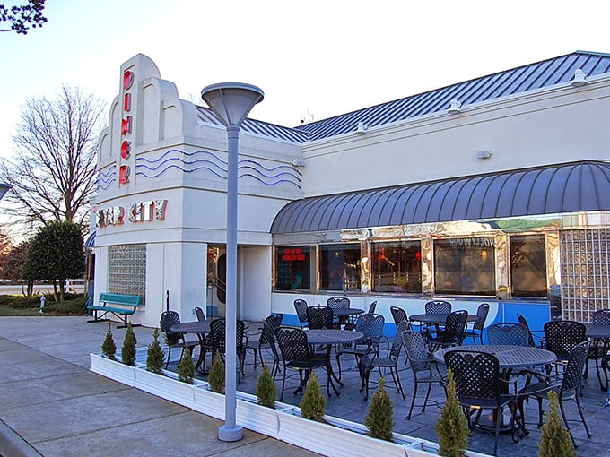Art Deco dreams come true! River City Diner's wavy facade promises a breakfast experience straight out of a 1950s postcard.