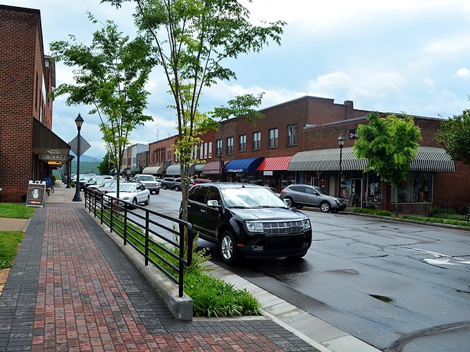 Stroll these brick-lined sidewalks in Franklin without emptying your wallet. Social Security stretches further on these streets!
