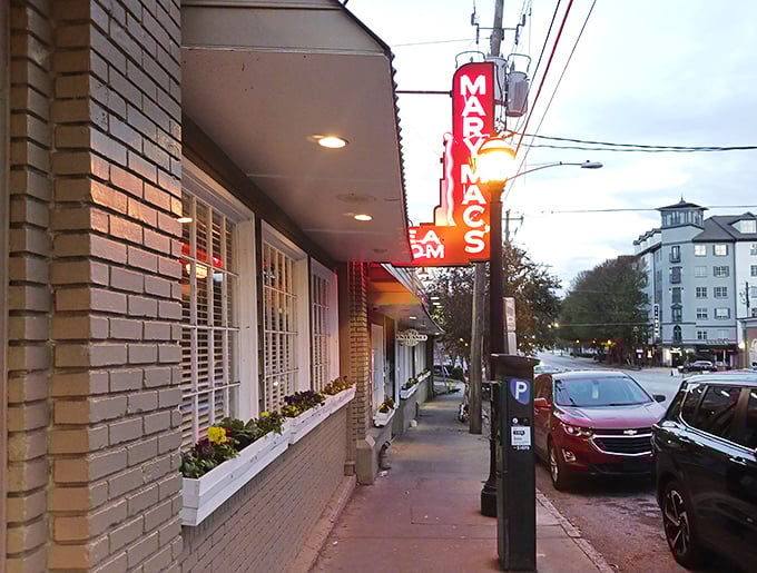 Window boxes and brick charm – Atlanta's temple of fried chicken doesn't need fancy frills when the food speaks this loudly.