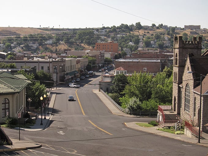 Where cowboys meet culture! Pendleton's rolling hills cradle a downtown that balances frontier spirit with modern comforts.