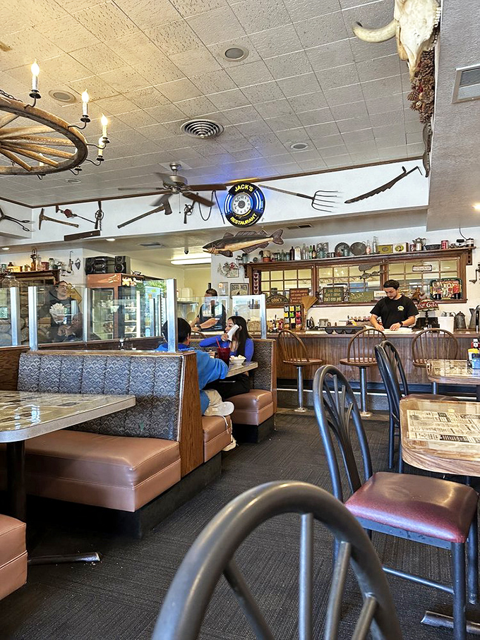 Inside, wagon wheels and fishing gear hang from the ceiling – not as hipster decor, but as authentic nods to the mountain lifestyle that defines this region.