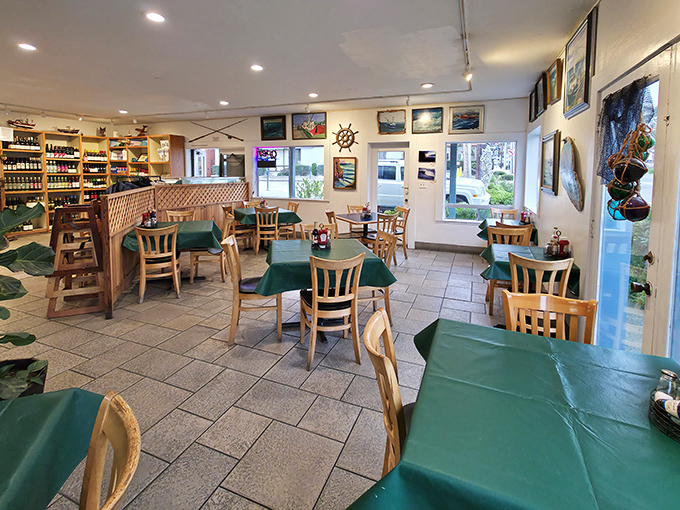 Simple wooden tables, green tablecloths, and nautical décor create that perfect "I've discovered something authentic" atmosphere that makes seafood taste even better.