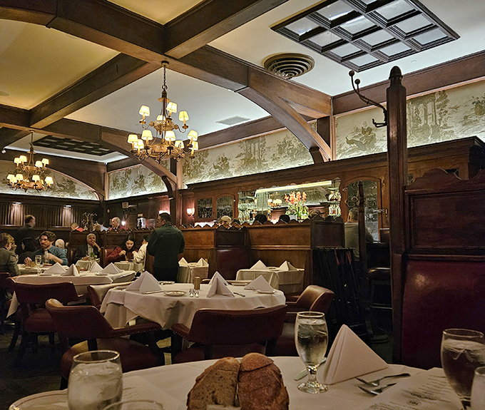 Step inside and time travel to old Hollywood – red leather booths, dark wood paneling, and chandeliers create an atmosphere where Bogart would feel right at home.