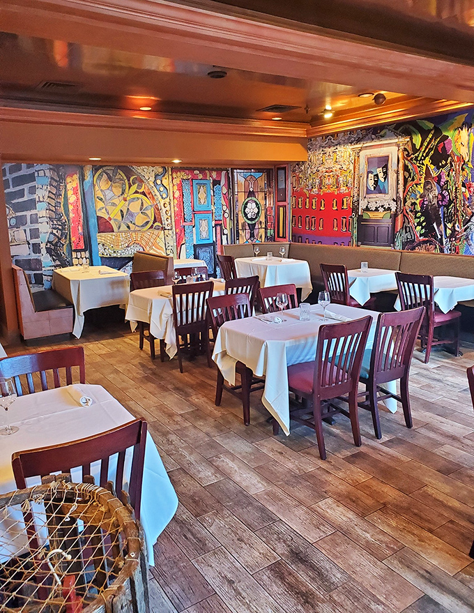 Art gallery meets fine dining – the colorful murals transform a simple meal into a feast for all senses.