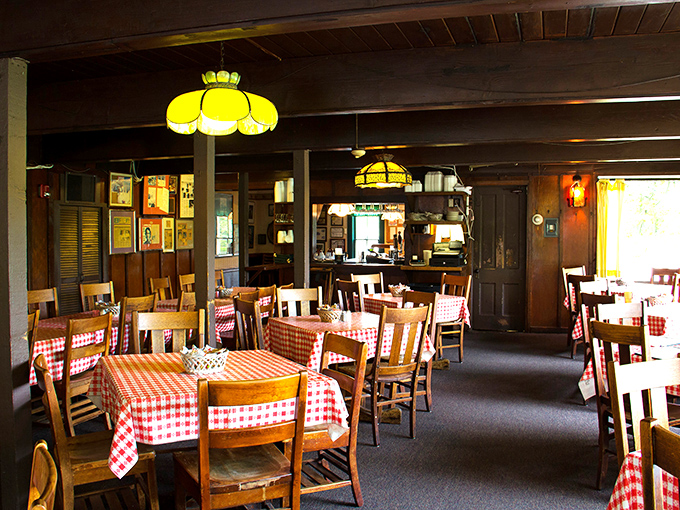 Red-checkered tablecloths and vintage Tiffany-style lamps create the perfect nostalgic backdrop for what might be America's most perfect comfort food meal.