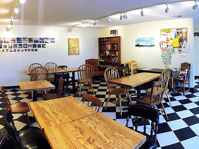 Classic diner meets modern bakery – where checkered floors and wooden tables create the perfect pizza parlor atmosphere.