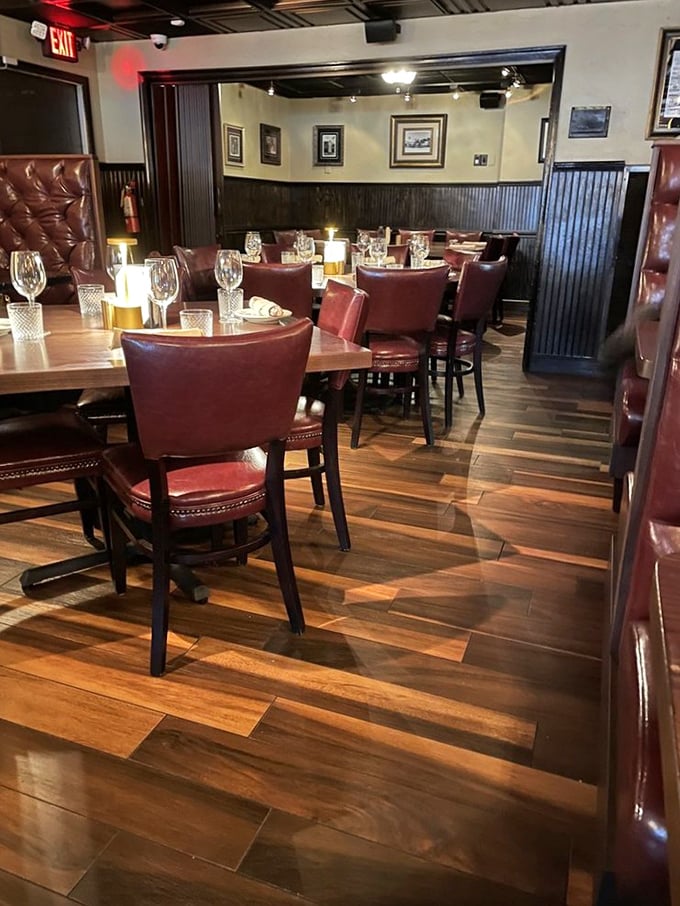 Red leather booths and warm wood paneling – not because they're trendy, but because they never stopped being perfect for serious steak enjoyment.