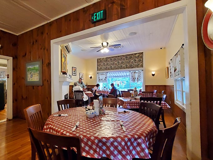 Red and white checkered tablecloths aren't just decoration—they're a promise that comfort food memories are about to be made.