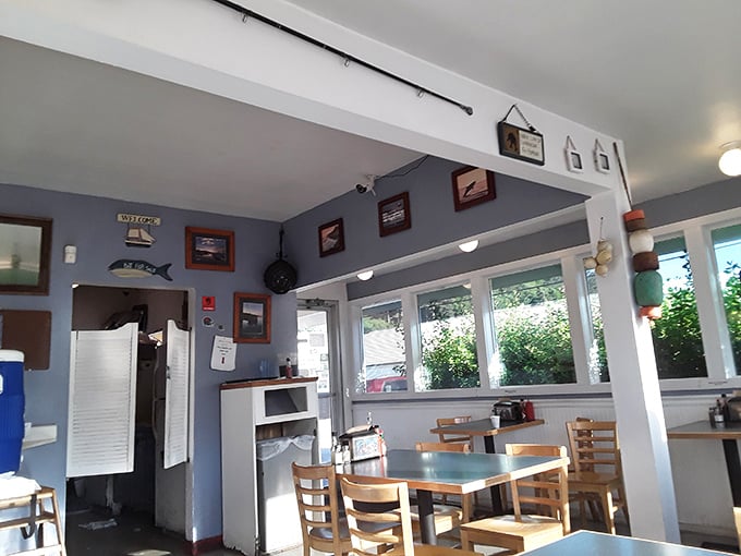 Simple, nautical, perfect. The blue-gray walls and wooden tables create that classic coastal vibe where the focus stays squarely on what matters—the food.