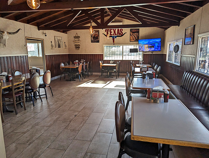 Wooden wainscoting, exposed beams, and Texas décor create that perfect "focus-on-the-food" atmosphere where napkins aren't optional but a strategic necessity.