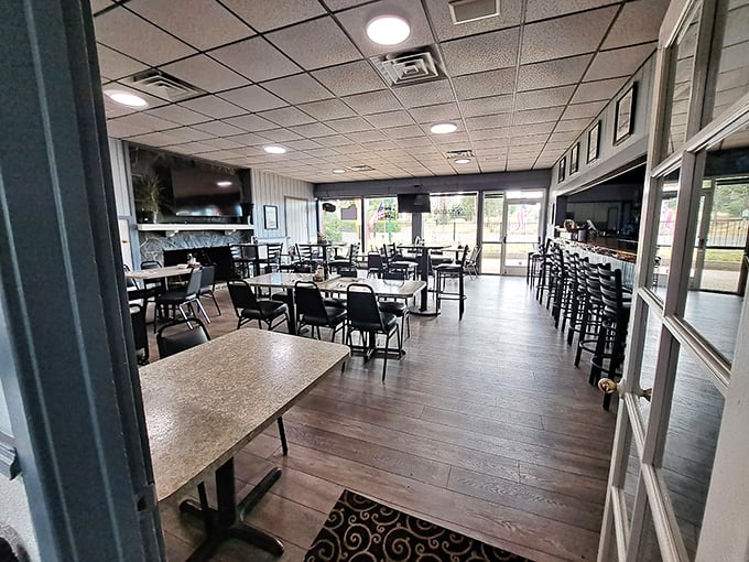 Inside, simplicity reigns supreme. This isn't where you'll find Edison bulbs or reclaimed wood—just honest space where the food does the talking.