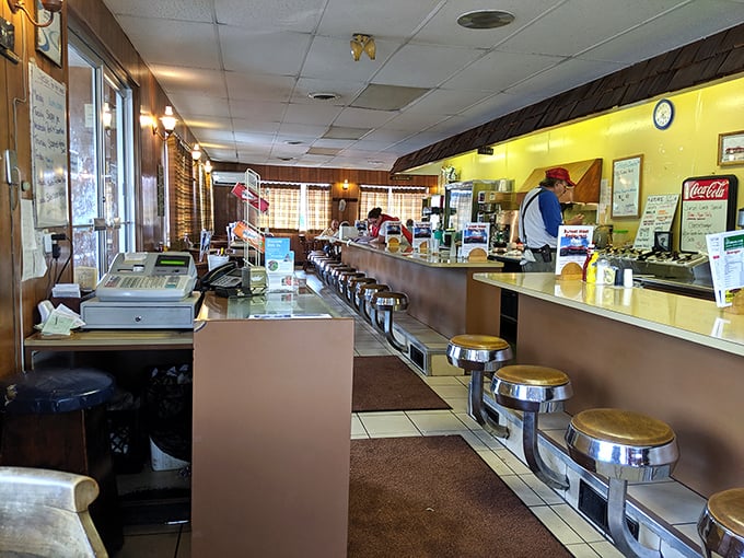 Where time stands still – the counter seating at Sunset West offers front-row tickets to the greatest show on earth: breakfast being made to order.