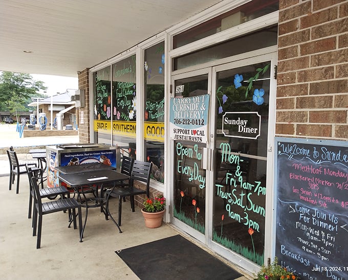 Hand-painted windows and homestyle promises – this Clayton gem looks like Norman Rockwell's breakfast fantasy come to life.