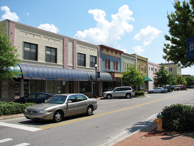Winter Haven's main drag—where small-town charm meets "Andy Griffith Show" vibes without the whistling.