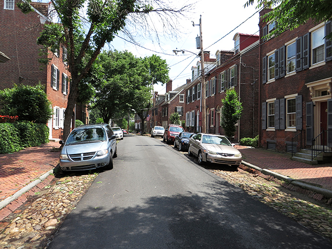 Cobblestone streets and colonial charm – New Castle feels like stepping into a living history book.