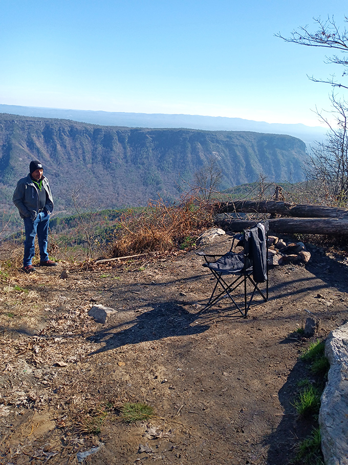 Some bring camping chairs, others bring contemplation. Either way, the view does all the heavy lifting at this breathtaking overlook.