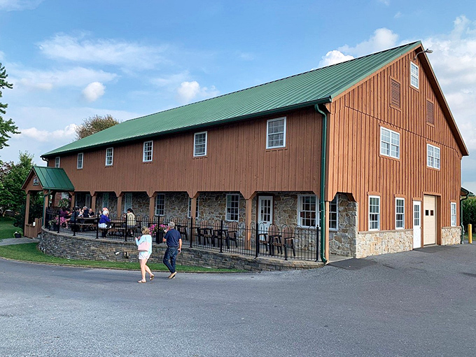 This unassuming barn-turned-eatery houses flavors that would make celebrity chefs weep with joy—proof that culinary magic often happens in the most humble settings.