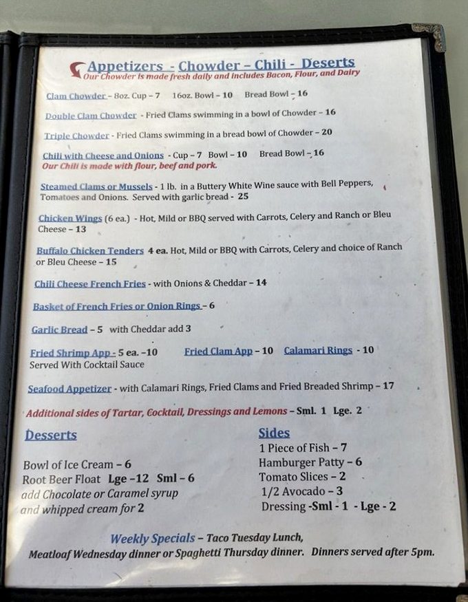 The menu reads like a love letter to seafood enthusiasts. That Triple Chowder with fried clams swimming in a bread bowl? Pure maritime bliss.