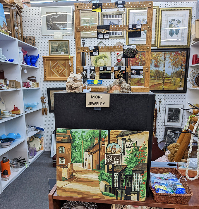 From vintage paintings to delicate figurines, each booth tells a different story—like a time-traveling department store curated by history itself.