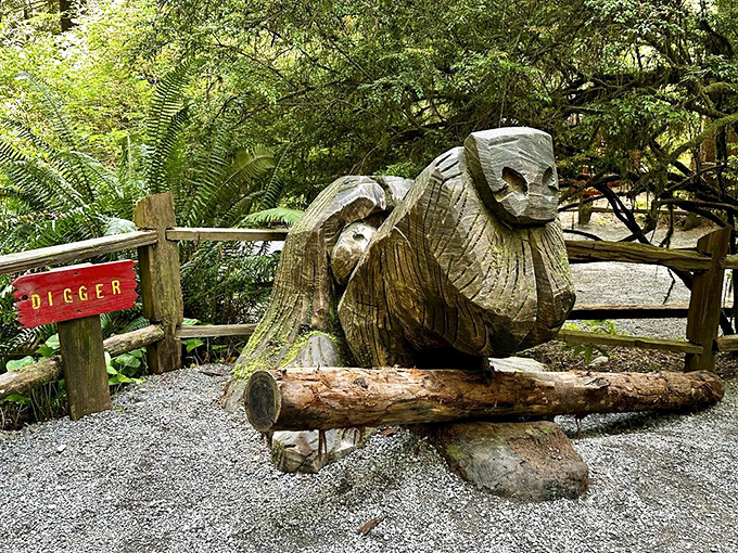 "Digger" stands guard along the trail, a testament to both impressive woodcarving skills and the fact that beavers would be terrifying if they were this size.