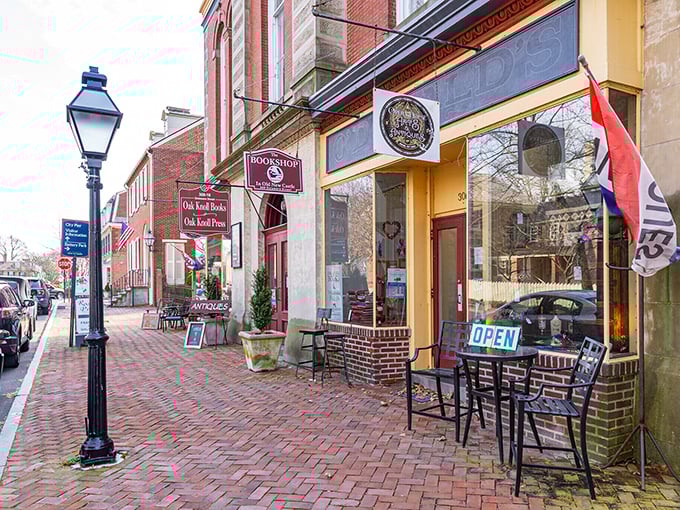 Bookstores and cafés line Delaware Street, offering the perfect excuse to linger longer than you planned—just as the founders intended.