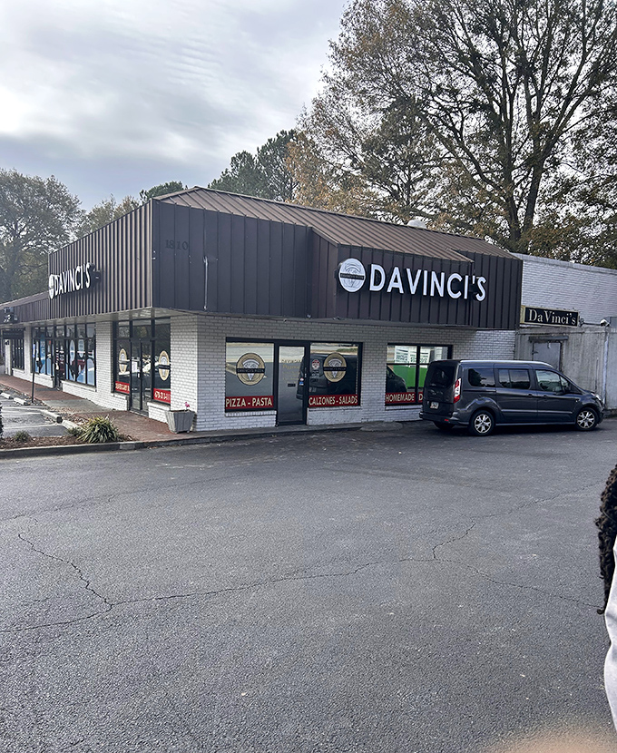 DaVinci's storefront proves that masterpieces don't always hang in museums – sometimes they're topped with pepperoni.