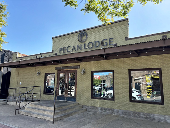 Pecan Lodge (Dallas): Urban BBQ elegance in brick and mortar. Deep Ellum's crown jewel of smoked meat mastery.