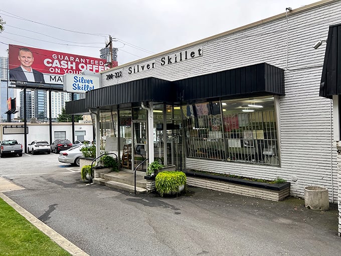 Silver Skillet's no-nonsense exterior promises zero frills and all flavor—exactly what a proper diner should deliver.