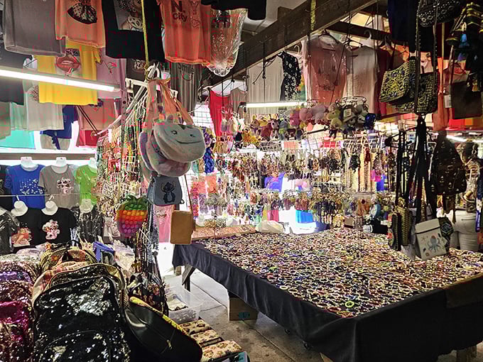 Merchandise displays that would make Marie Kondo have a panic attack – but every chaotic table holds potential treasures!