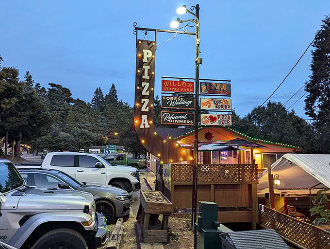 Where pizza meets wilderness – this charming mountain hideaway serves slices with a side of pine-scented mountain air.