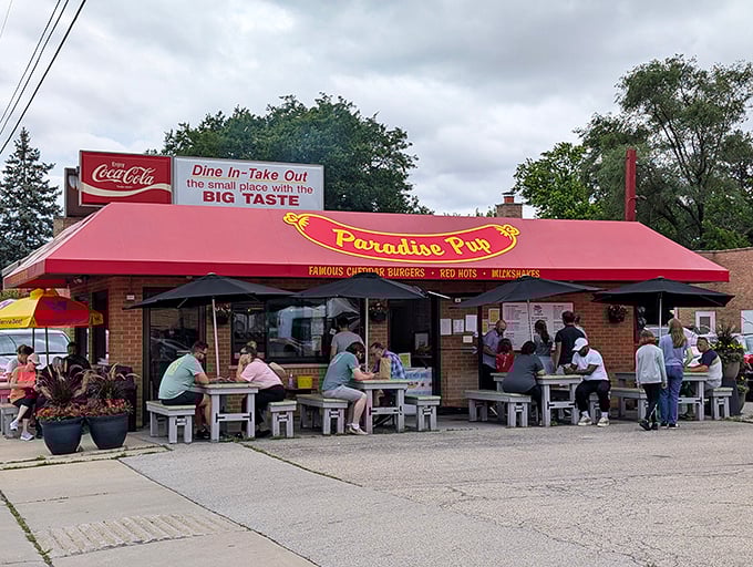 Picnic tables filled with happy eaters – the universal sign that you've found burger nirvana in Des Plaines.