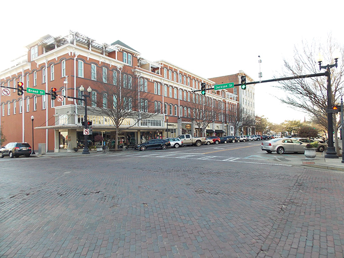 The heart of Thomasville invites you to slow down and stay awhile, with lamp posts that have witnessed generations of hellos.