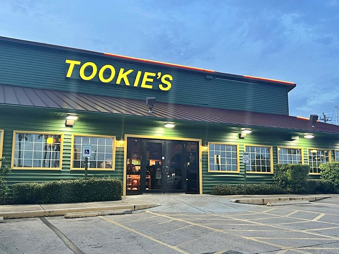 As dusk settles, Tookie's lights up like a burger-filled oasis. Those yellow windows practically wink at hungry passersby.