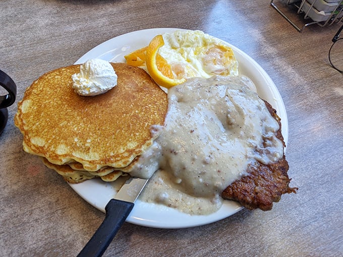 Golden pancakes and country-fried steak smothered in peppery gravy—the breakfast that launched a thousand hikes through Yosemite's eastern entrance.