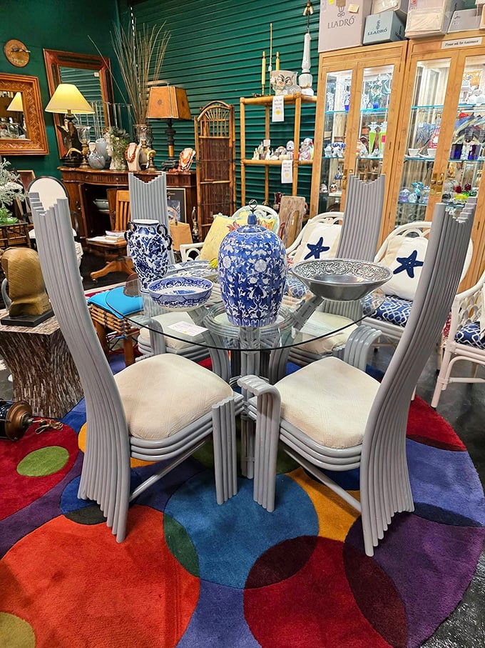 Modern meets majesty in this eclectic dining display. Those blue and white porcelain pieces would make even Martha Stewart plot a midnight heist. 