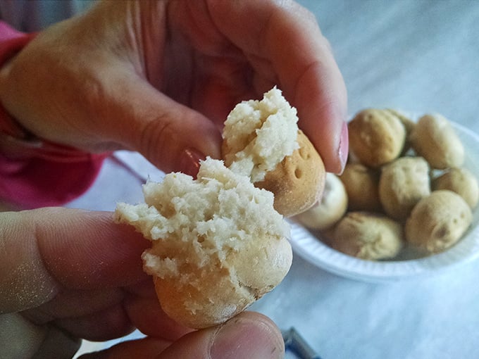 Those aren't just oyster crackers—they're little pillows of seasoned perfection that have locals hoarding them like squirrels before winter.