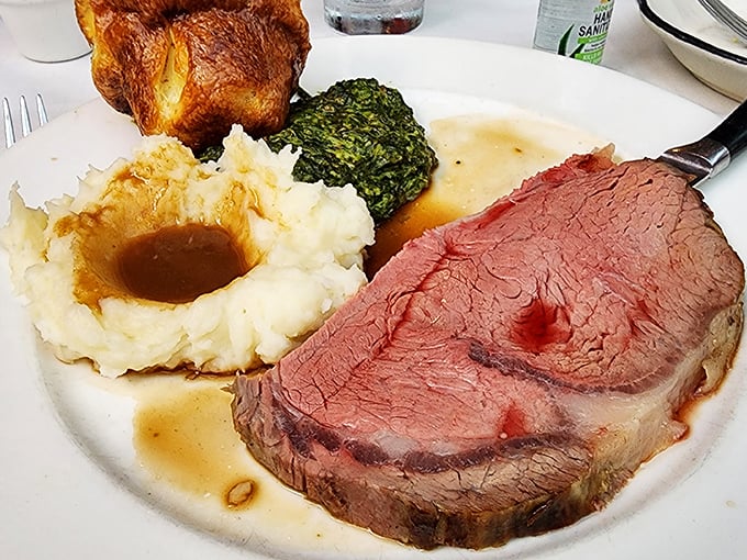 This is what happens when Yorkshire pudding and prime rib have the perfect marriage – pure bliss.