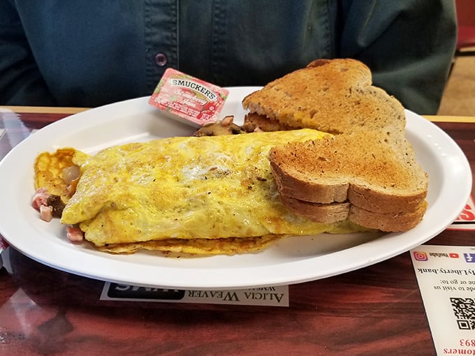 This Western Omelet doesn't need fancy plating to impress—just perfectly cooked eggs stuffed with ham and veggies alongside golden toast. Breakfast nirvana achieved!