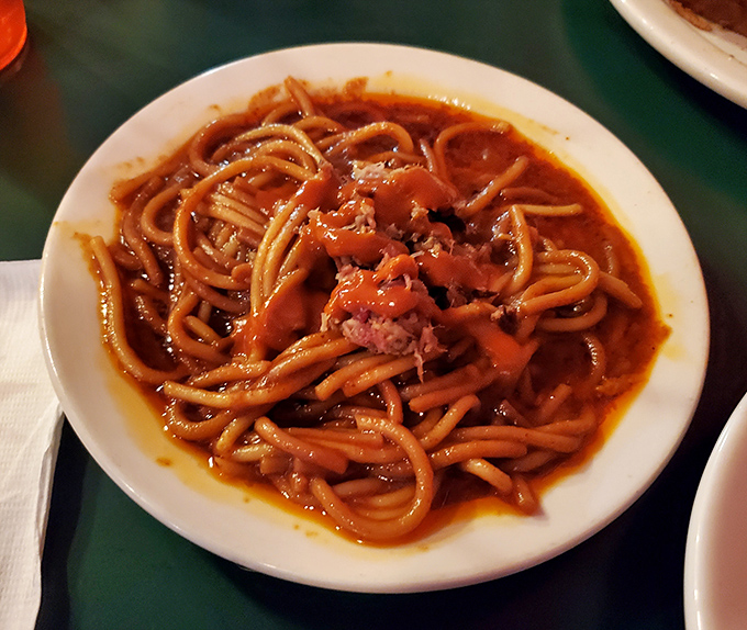 BBQ spaghetti – the dish that makes Italian grandmothers curious and Southern pitmasters proud. A cross-cultural masterpiece swimming in smoky, tangy sauce.
