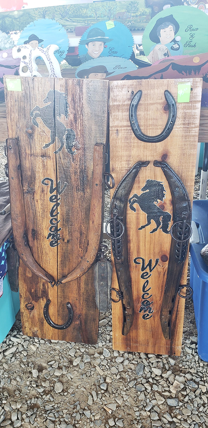 Rustic wooden "welcome" signs crafted from horseshoes and reclaimed wood—because nothing says Tennessee hospitality like repurposed farm equipment.
