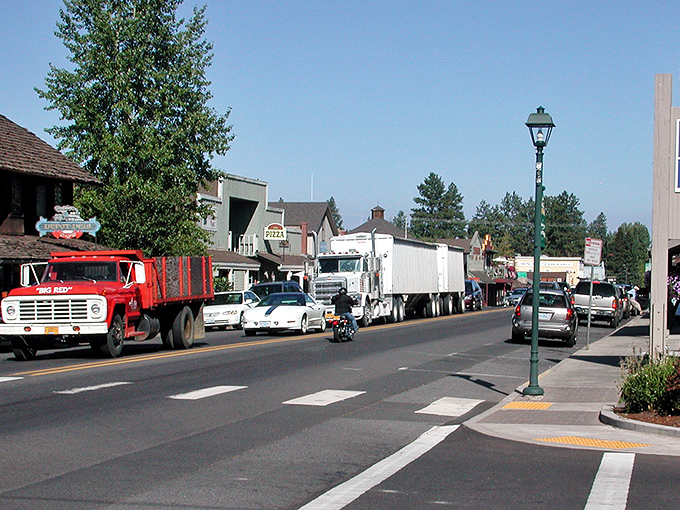 Main Street traffic that qualifies as "rush hour" in Sisters. The vintage lampposts aren't decorative choices—they're time machines to a more civilized era.