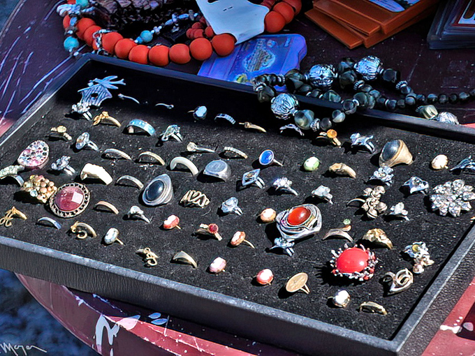 Jewelry hunters, prepare to lose track of time! This dazzling array of vintage rings could turn anyone into an impromptu gemologist for the afternoon.