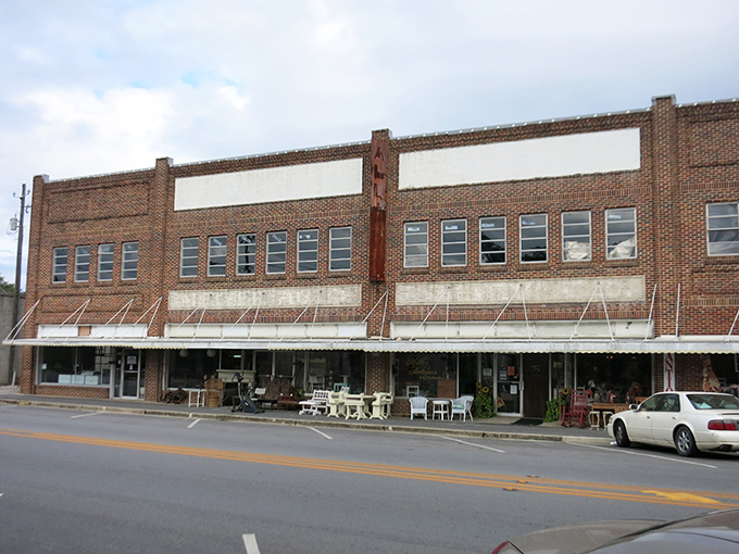 Historic downtown Metter features charming antique shops, reflecting the town's small-town appeal and relaxed pace—perfect for retirees looking to stretch their dollars.